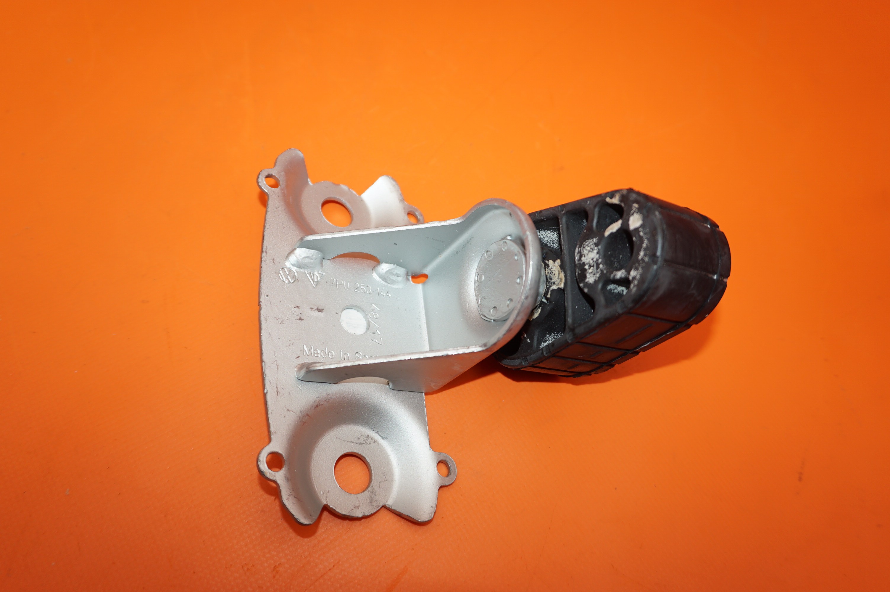 PORSCHE CAYENNE MUFFLER SUPPORT BRACKET 2013 2014 2015 2016 2017