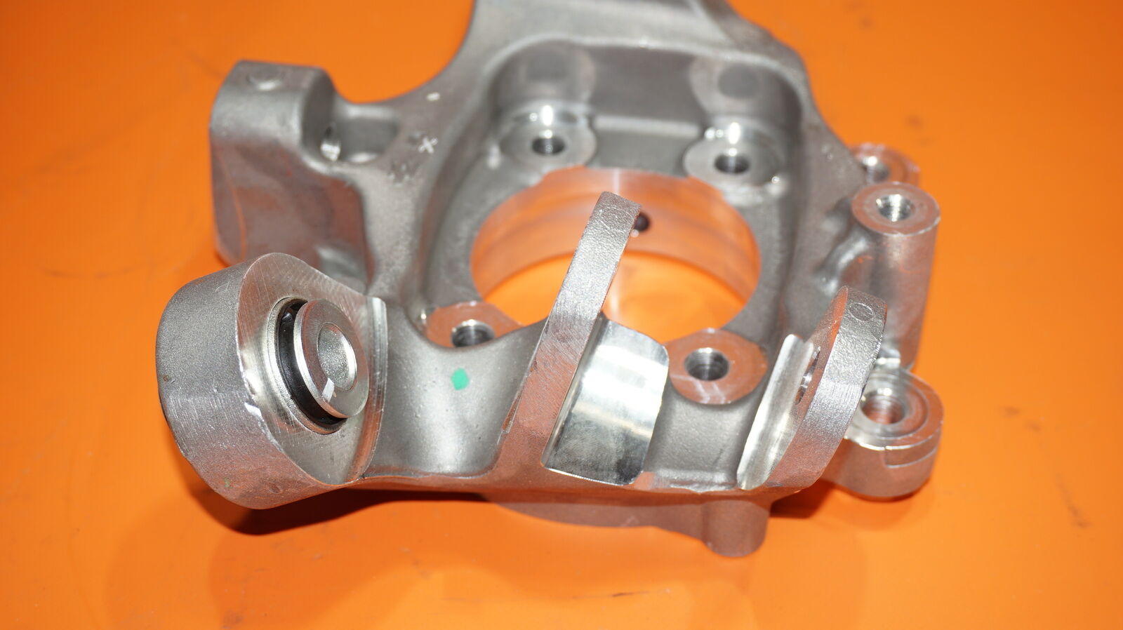 MASERATI LEVANTE KNUCKLE RIGHT REAR HUB 2017 2018 2019