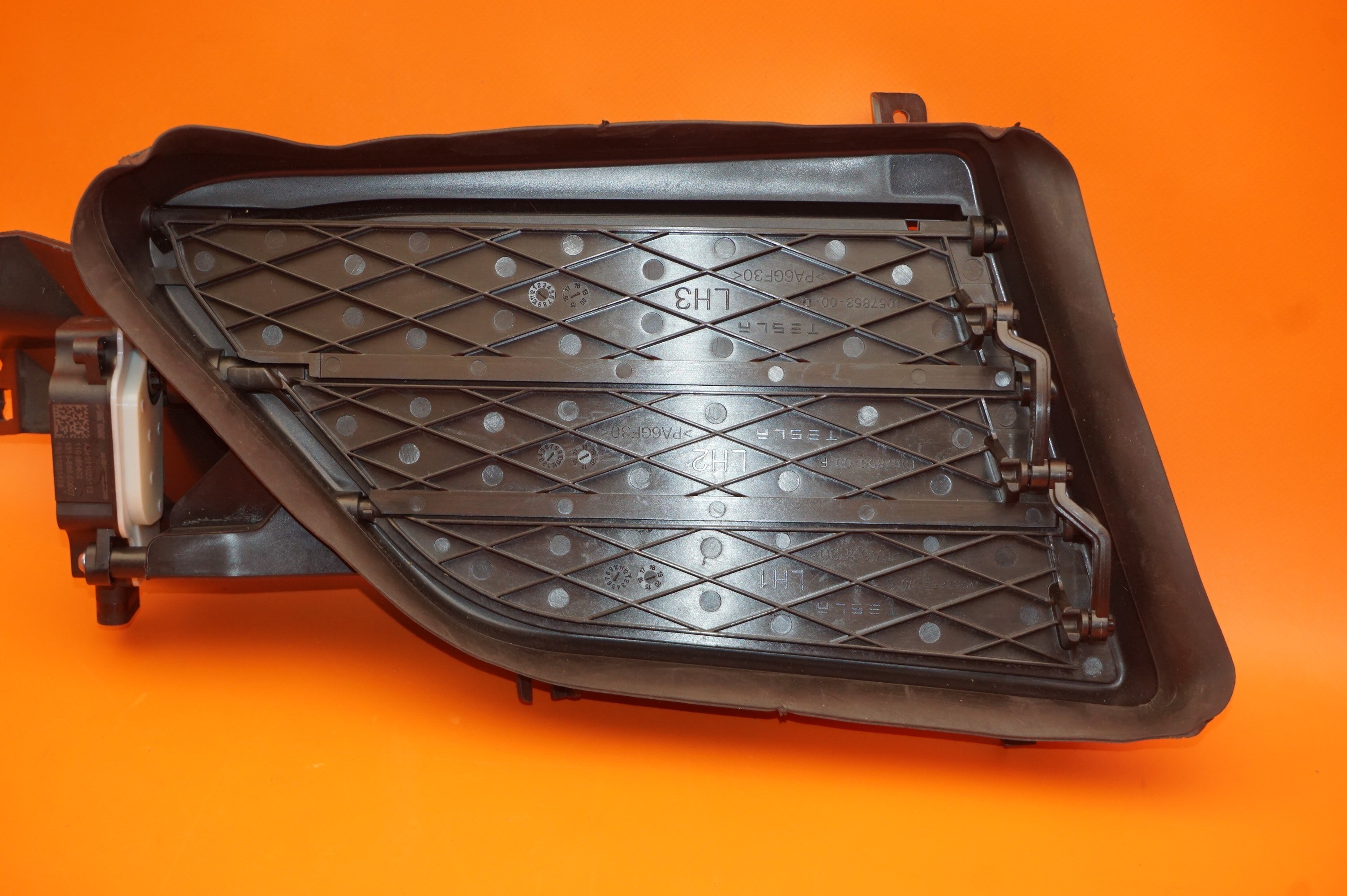 TESLA MODEL S ACTIVE LOUVER LEFT DRIVER 2016 2017 2018 1057851-00-J