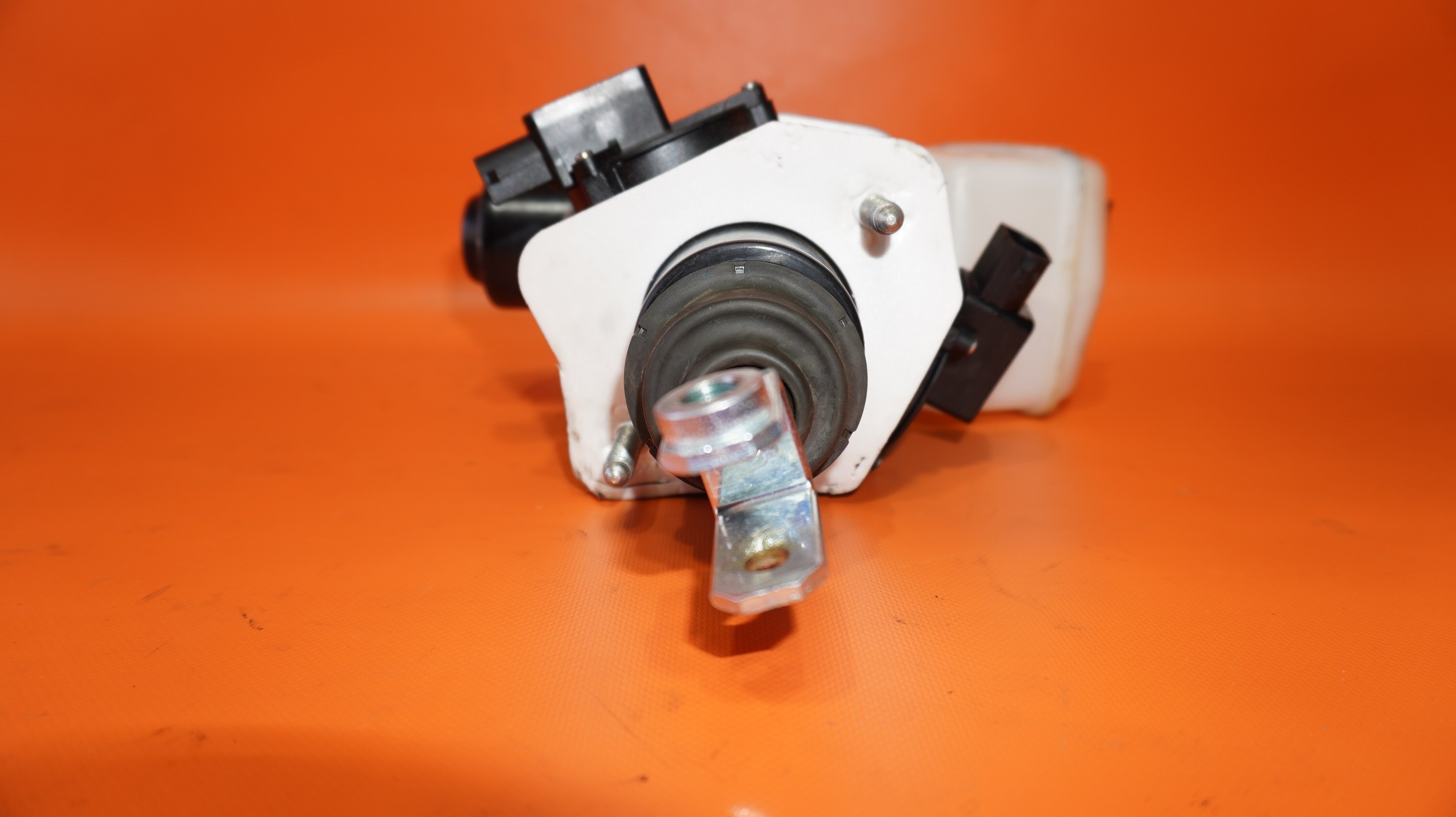 MERCEDES BENZ MAYBACH BRAKE MASTER CYLINDER 2006-2012 A2404300012 OEM