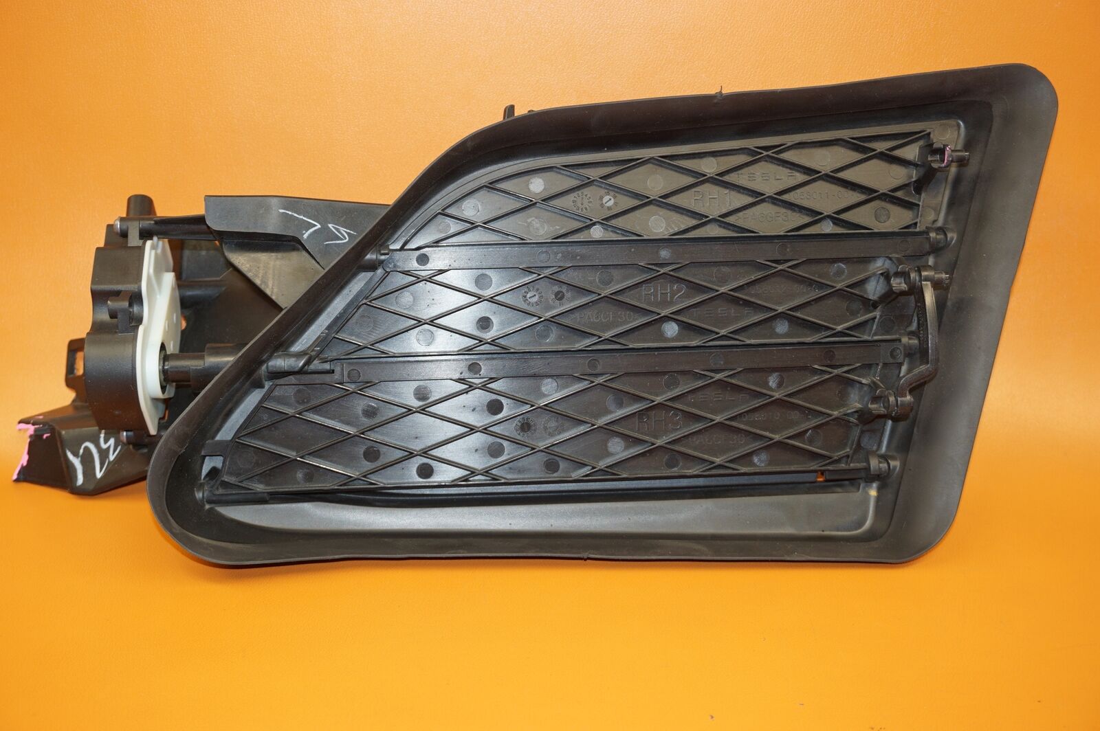 TESLA MODEL S ACTIVE LOUVER RIGHT PASSENGER 2016 2017 FACELIFT