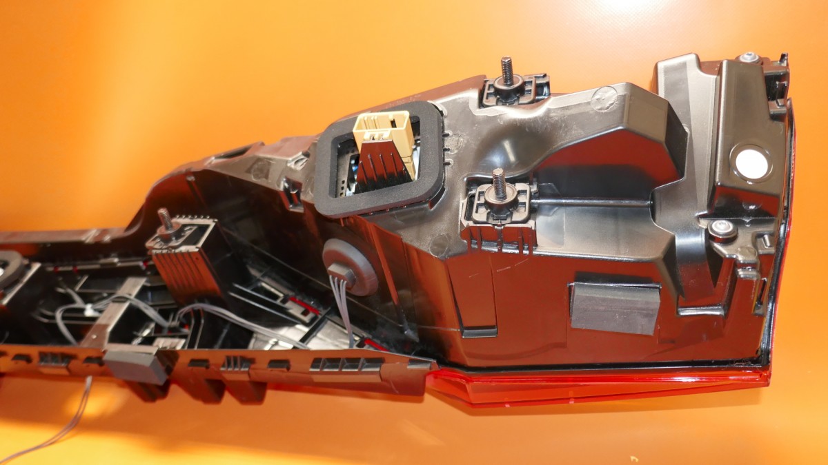 AUDI Q8 TAIL LIGHT TAIL GATE CENTER LED 2018 2019 2020 4M8945695B OEM