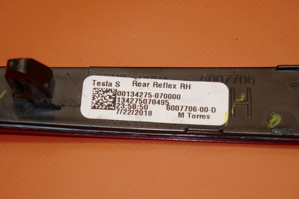 TESLA MODEL S REAR BUMPER REFLECTOR RIGHT PASSENGER 2016 2017 2018 2019 ...