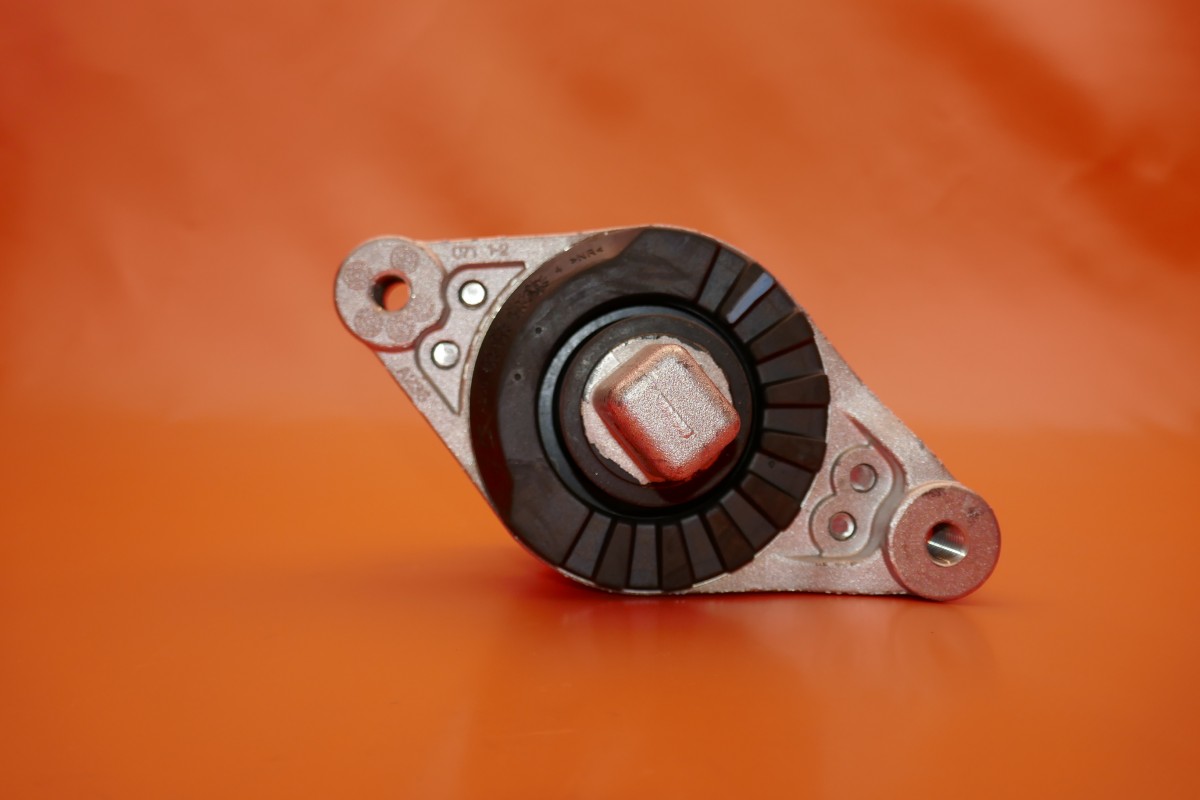 MASERATI GHIBLI ENGINE MOUNT BUSHING LEFT 2014 2015 2016 2017 670004870 OEM