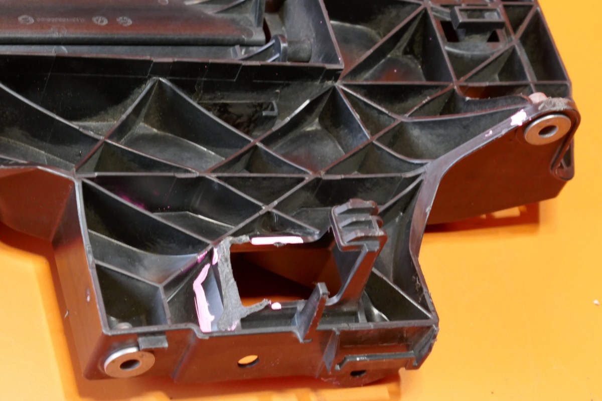 AUDI E-TRON QUATTRO SHUTTER AIR MOUNT BRACKET 2019 2020 2021 4KE807771 OEM