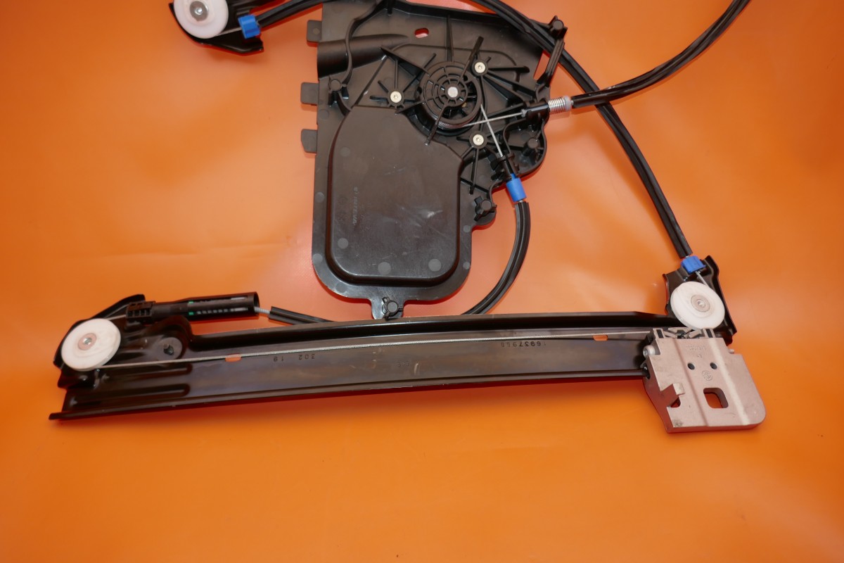 TESLA MODEL 3 WINDOW REGULATOR RIGHT FRONT 2017 2018 2019 2020 1096621-14-J