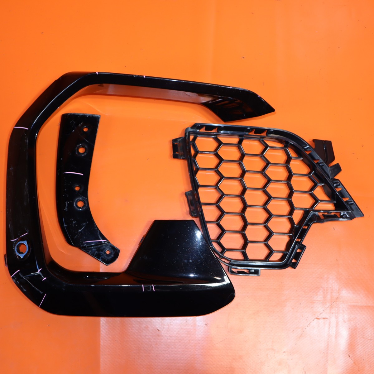 BMW X6 OUTTER GRILLE LEFT DRIVER 2020 2021 2020 M SPORT 51118076401 OEM