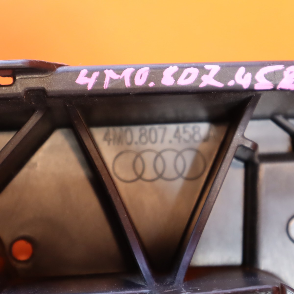 AUDI Q7 GUIDE BRACKET CENTER REAR 2020 2021 2022 SQ7 4M0807458A OEM