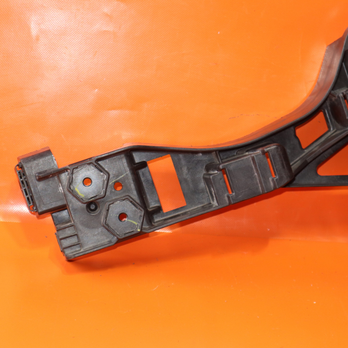 RAM 1500 RADIATOR SUPPORT BRACKET RIGHT 2019 2020 2021 2022 4000026AA OEM