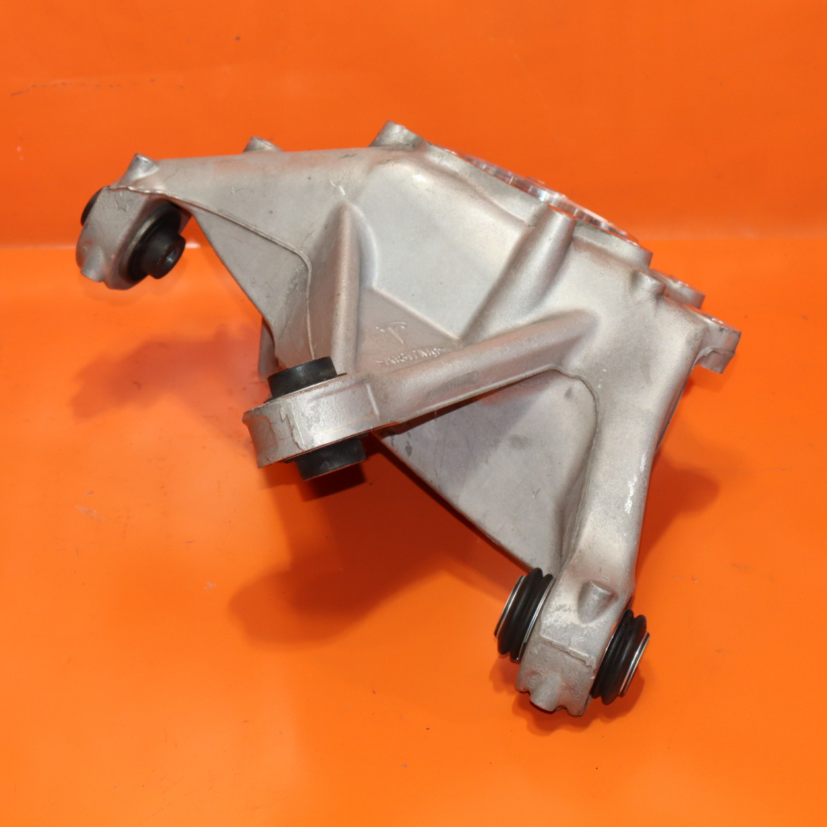 TESLA MODEL Y KNUCKLE LEFT REAR 2020 2021 2022 2023 2024 1188411-00-F OEM